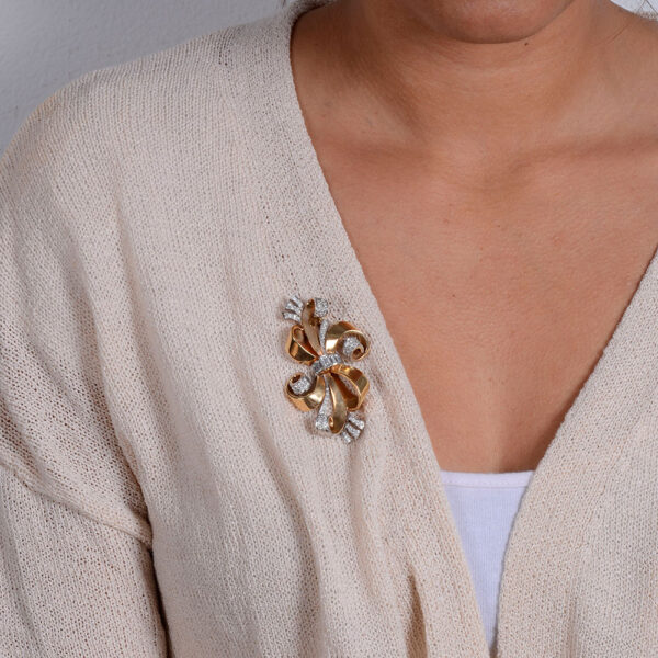 Tips for Identifying Brooches by the Type of Clasp